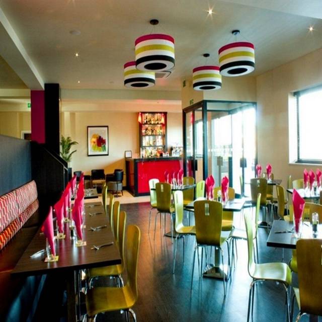 Restaurante Tratts Pizza & Pasta - Holiday Inn Express London Heathrow ...