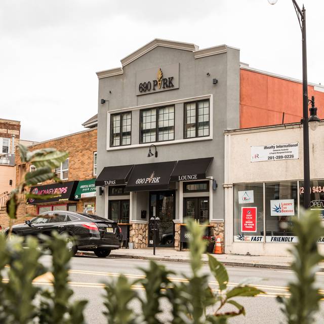 690 Park Restaurant Bar & Lounge - Cliffside Park, NJ | OpenTable