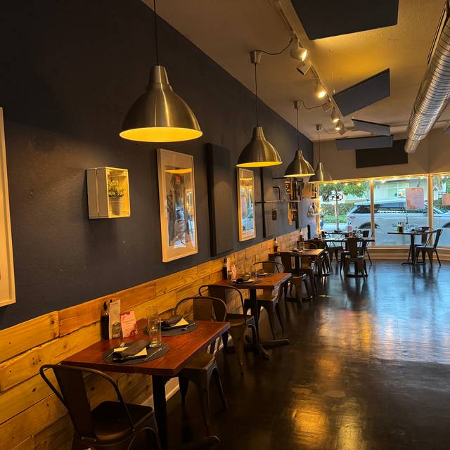 Mamma Mia Bistro - Updated 2025, Italian Restaurant in Wilton Manors, FL