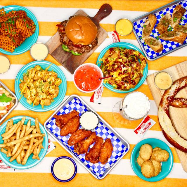 Kook Burger & Bar - New York - Actualizado el 2024, bar deportivo en ...