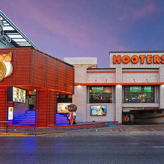 Hooters in Cancún, ROO - Trip Canvas