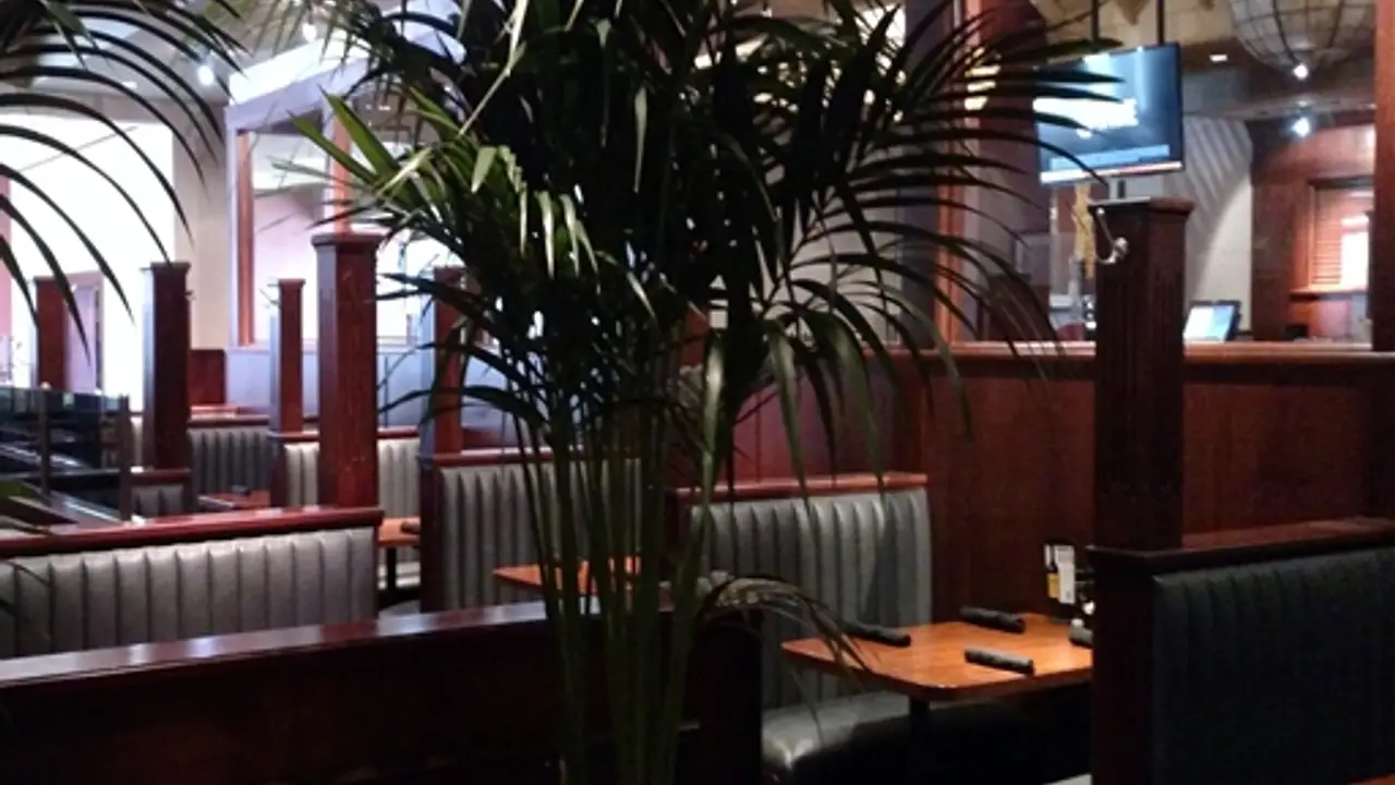 Houlihan's at the Hilton Springfield - Updated 2024, Contemporary ...