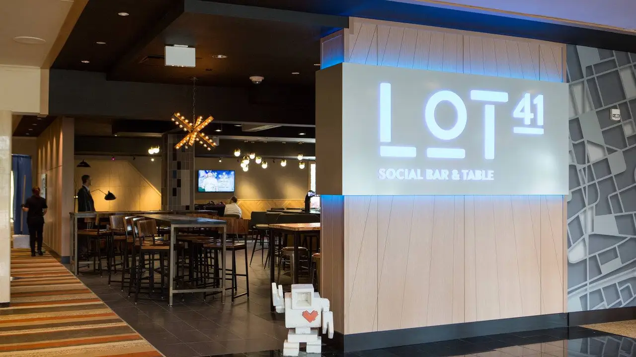 Lot 41 @ Delta Hotels by Marriott Toronto Airport Restaurant ...