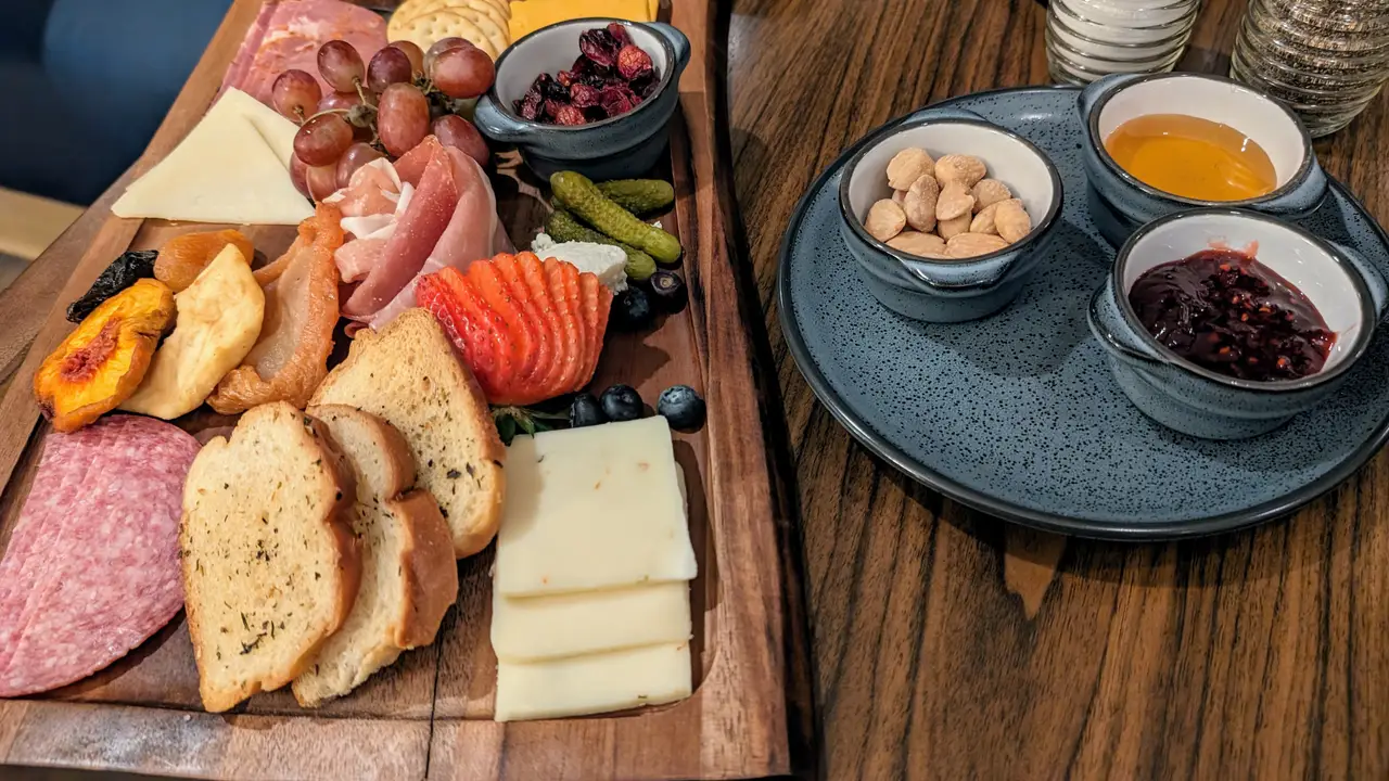 Restaurante Ember & Elm at Dollywood’s HeartSong Resort - Pigeon Forge ...