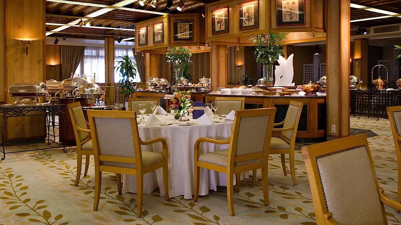 The Globe Asir Lounge - Al Faisaliah Hotel Restaurant - Olaya, Riyadh ...