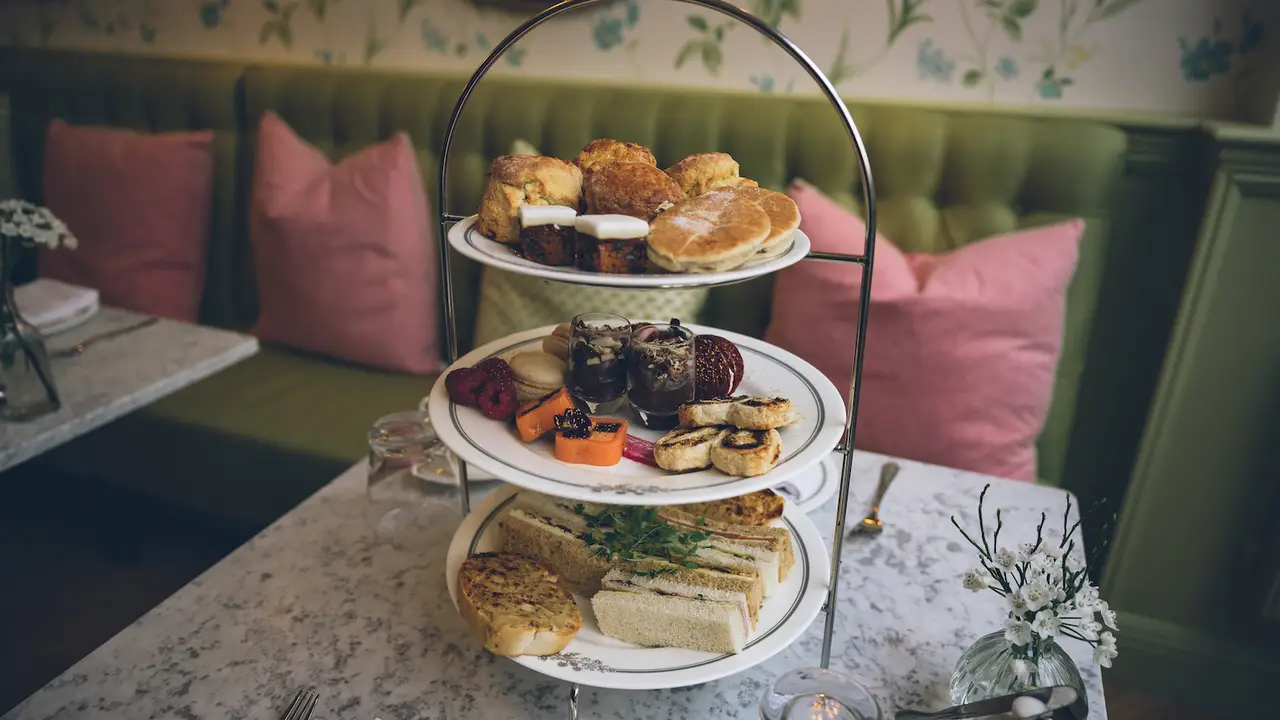 Restaurante Laura Ashley Tea Room at Cwrt Bleddyn Hotel and Spa - Usk ...