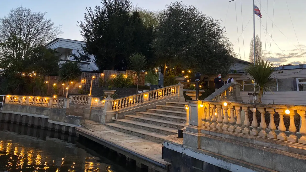 Restaurante Raven's Ait Bar - Surbiton, , Greater London | OpenTable