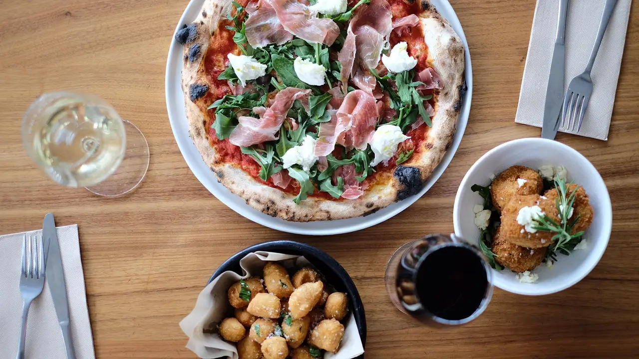 Warralily Cockatoo Cafe - Bar - Pizza Restaurant - Armstrong Creek, AU ...