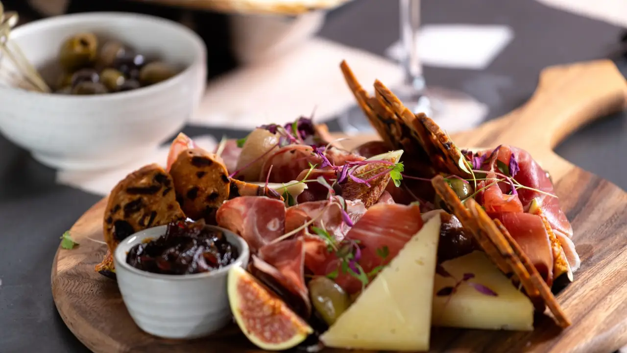 Courtroom Bar @ The Dixon Tower Bridge Restaurant - London, Greater ...