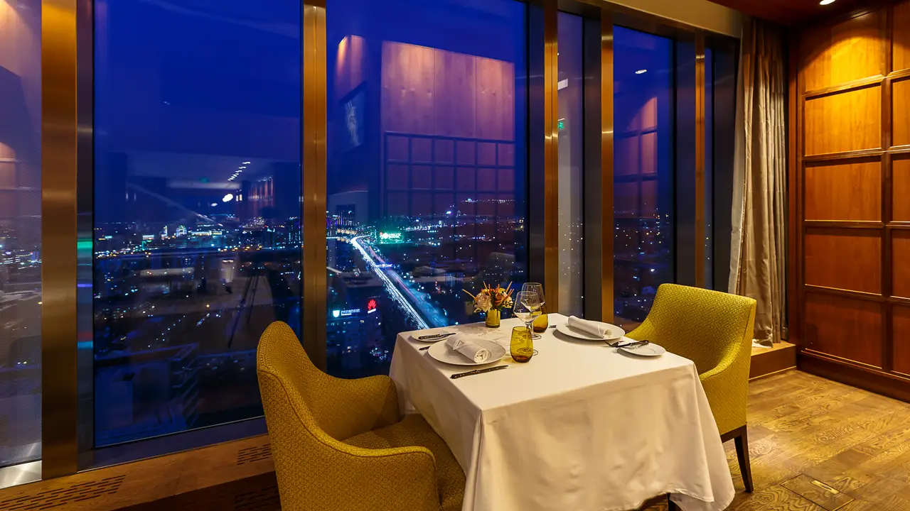 Restaurante SEVEN Restaurant & Bar - The Ritz-Carlton Almaty - Almaty ...