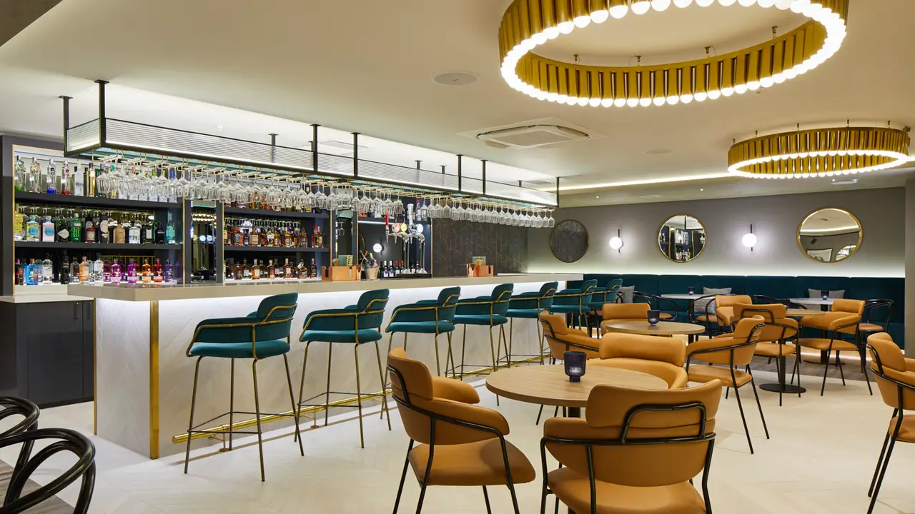 Sky Bar at Courtyard London Heathrow Restaurant - Hayes, Greater London ...