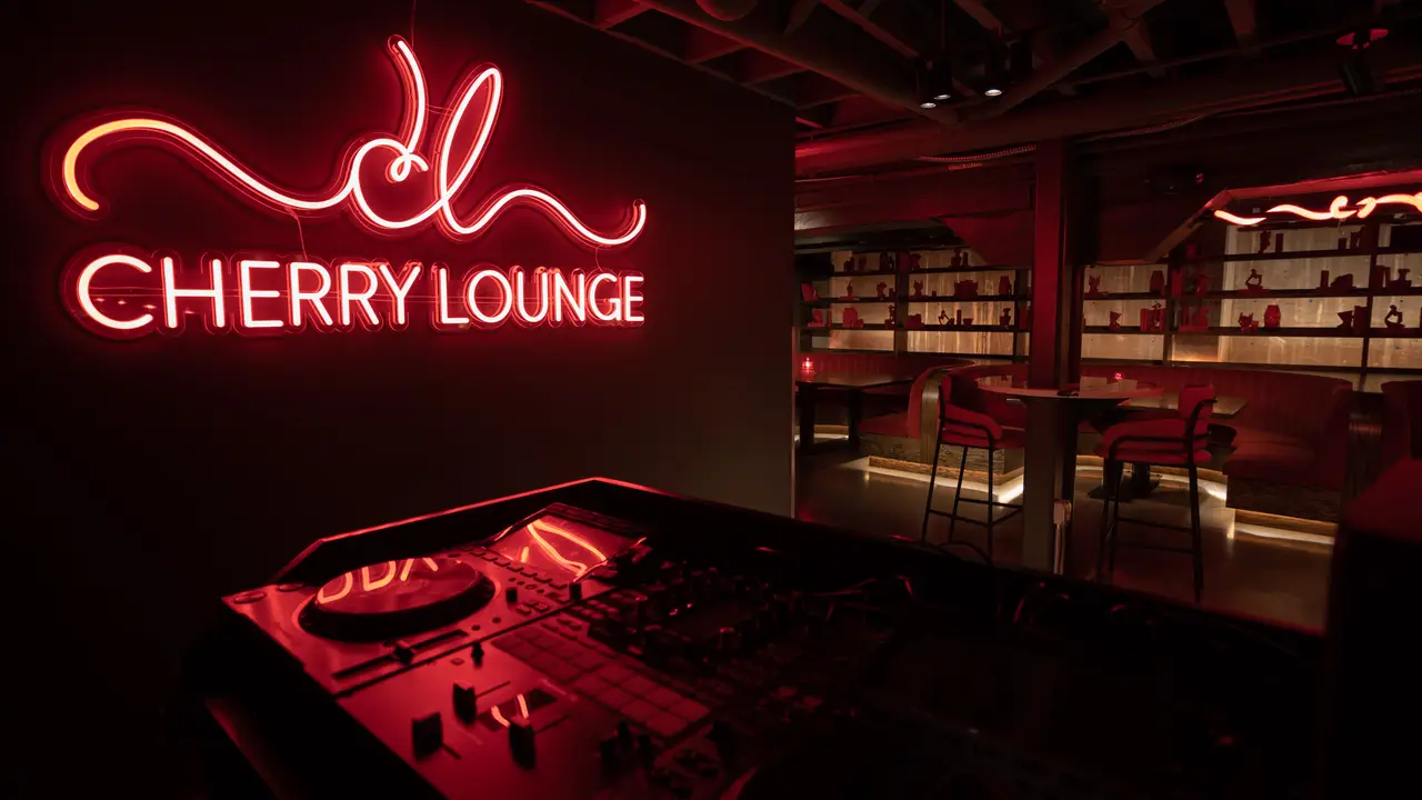 Restaurante The Cherry Lounge - Layer Cake - Nashville, , TN | OpenTable