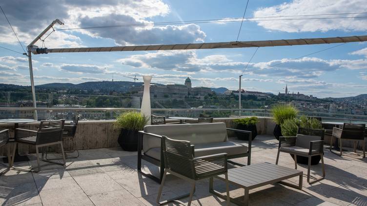 Liz & Chain Rooftop Bar | Budapest, Hungary - Venue Report