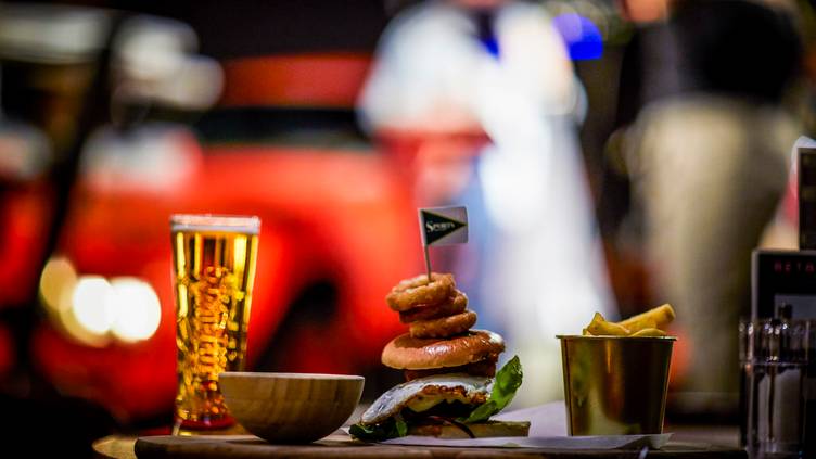 Sports Bar & Grill - Sheraton Skyline Hotel London Heathrow in Hayes ...