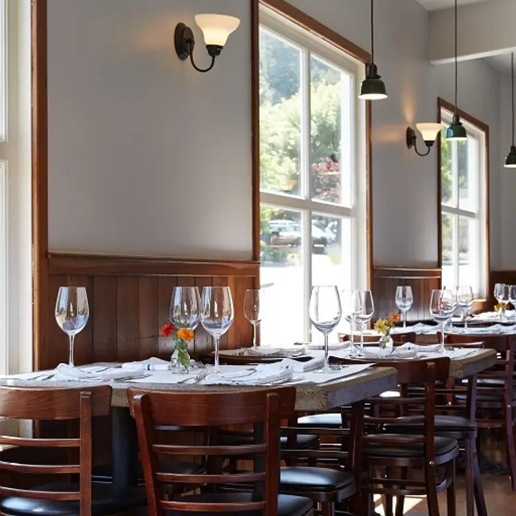 Round Table Santa Rosa Occidental | Cabinets Matttroy