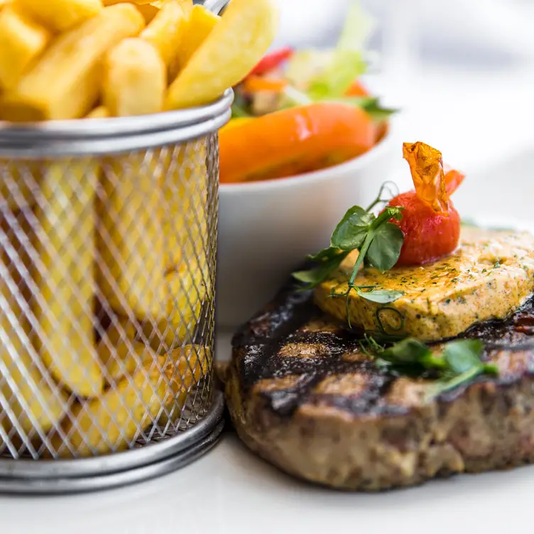 Restaurante The Hogs Back Restaurant at the Hogs Back Hotel and Spa ...