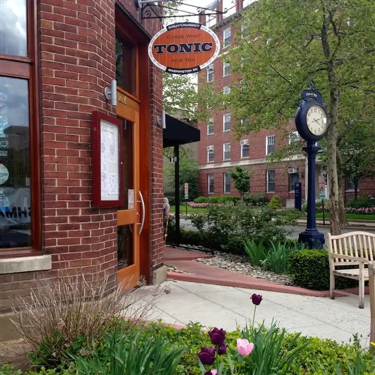 Restaurante Tonic Restaurant @ Quigley's Pharmacy - Washington, DC ...