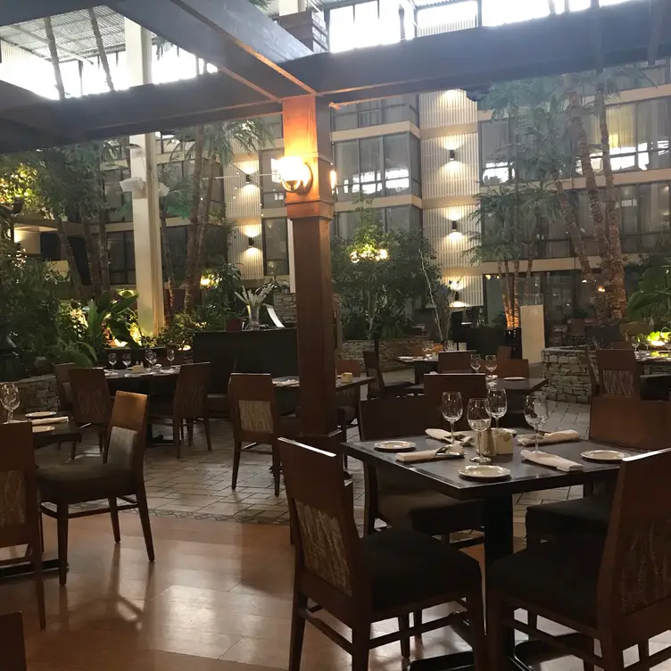 Restaurante Atrium Restaurant - Radisson Edmonton - Edmonton, , AB ...