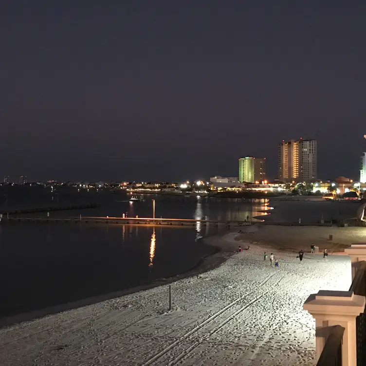 Hemingway's Island Grill - Pensacola Beach Restaurant - Pensacola Beach ...