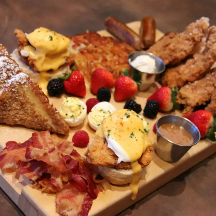 Brick House Tavern + Tap - Chesterfield Restaurant - Chesterfield, MO ...