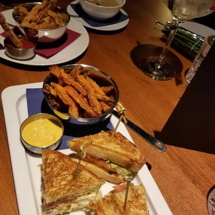 Restaurante Reds Square One - Mississauga, , ON | OpenTable