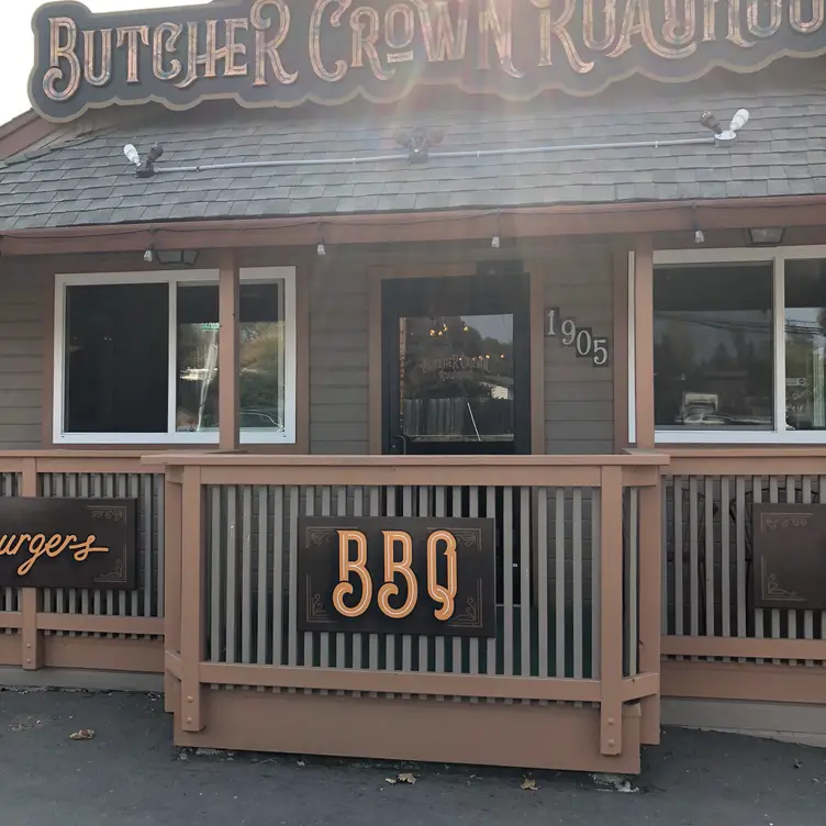 Butcher Crown Roadhouse （2025 年 に更新）- Petaluma, CAにあるバーベキューのお店