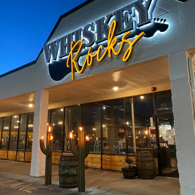 Whiskey Rocks Bar & Rodeo - Actualizado en 2024, Asador en Dudley, MA