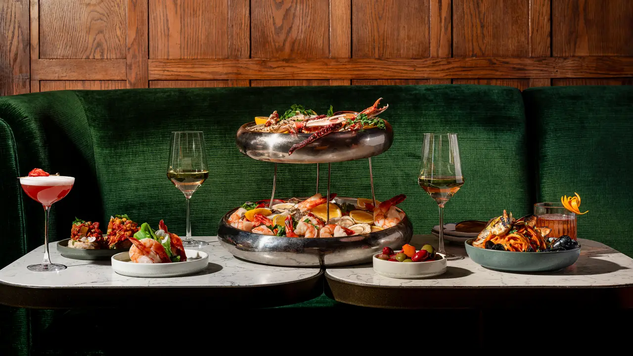 Confederation Lounge & Patio - Fairmont Hotel Macdonald Restaurant ...